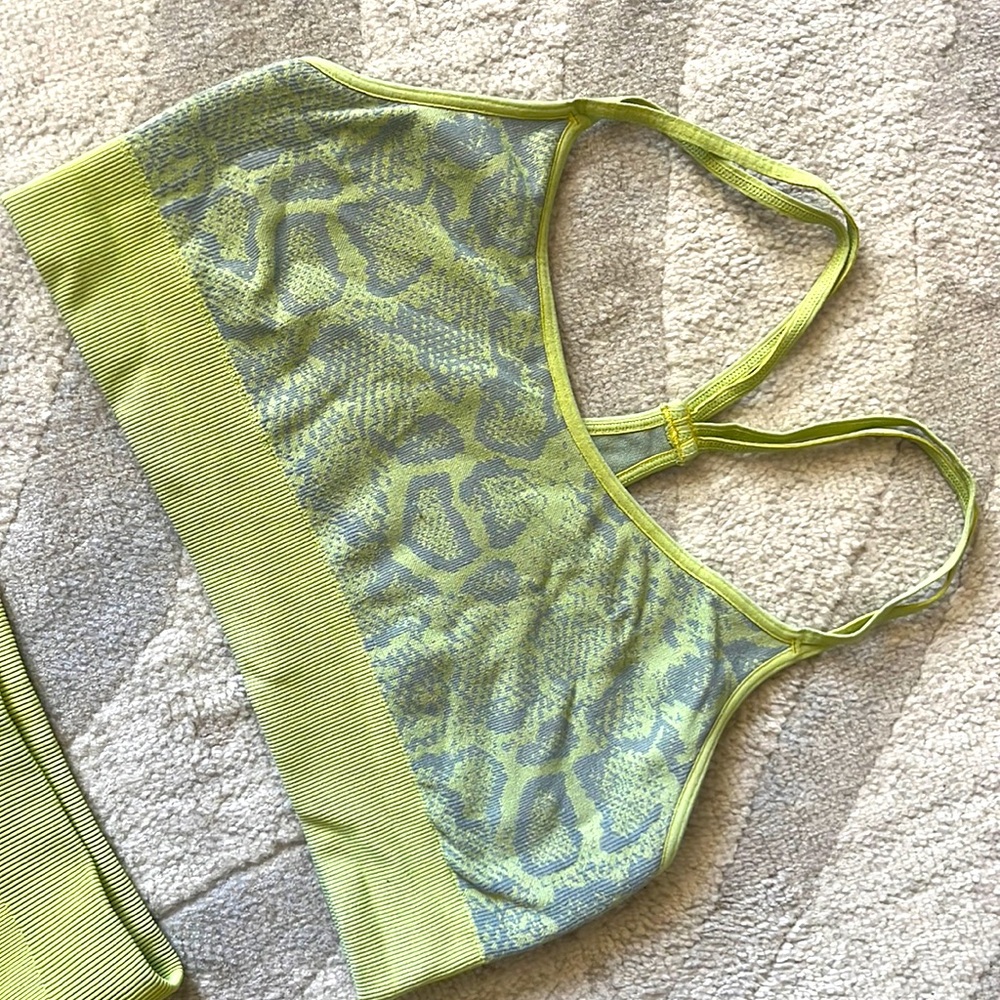 Bombshell Seamless Snake Skin Pattern Sports Bra - Gem